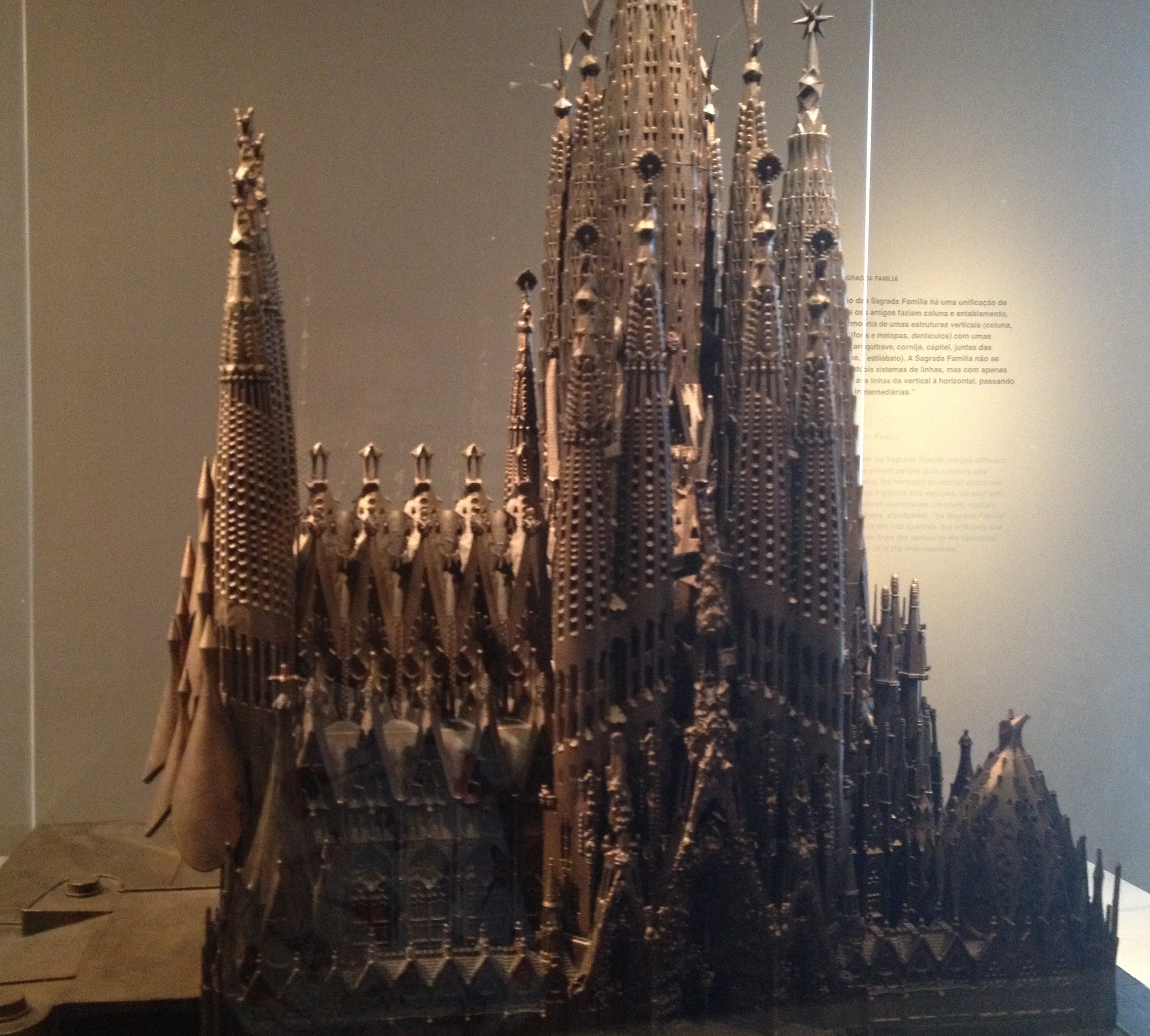 Antoni Gaudí: o arquiteto das escalas ornamentais - Blog Armazem AZ